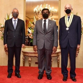 Le père Gérard Sullivan décoré de la République - Diocese de Port Louis