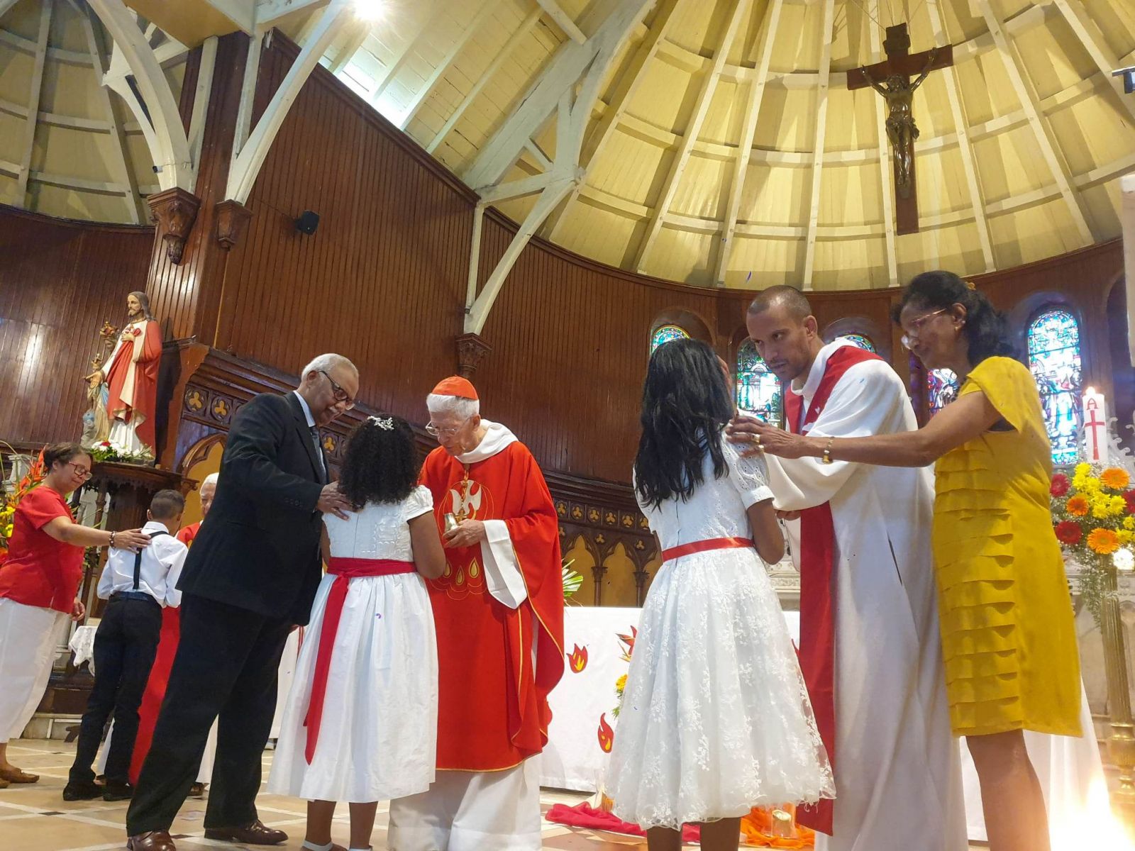 Célébration du sacrement de la confirmation présidée par le Cardinal ...