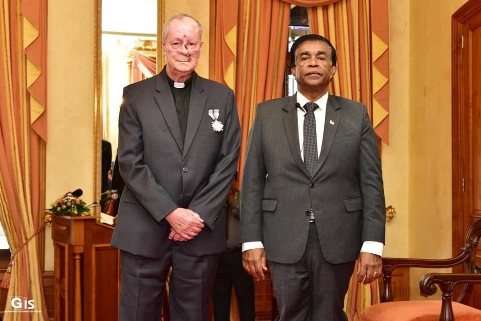 Le père Hervé de St Pern décoré par le président de la République ...